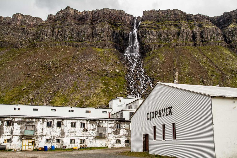 Zur alten Heringsfabrik in Djúpavík | nightside